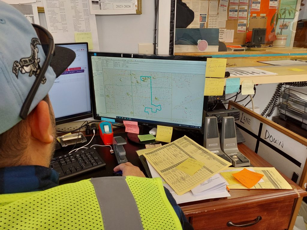 School Bus Dispatch Center: ‘Managed Chaos’ in Illinois District ...